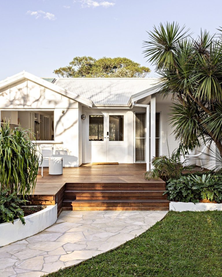 28 Coastal Cottage Exterior Designs to Inspire Your Dream Beachside ...
