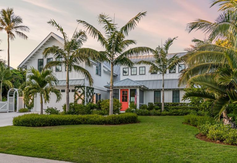 28 Coastal Cottage Exterior Designs to Inspire Your Dream Beachside ...