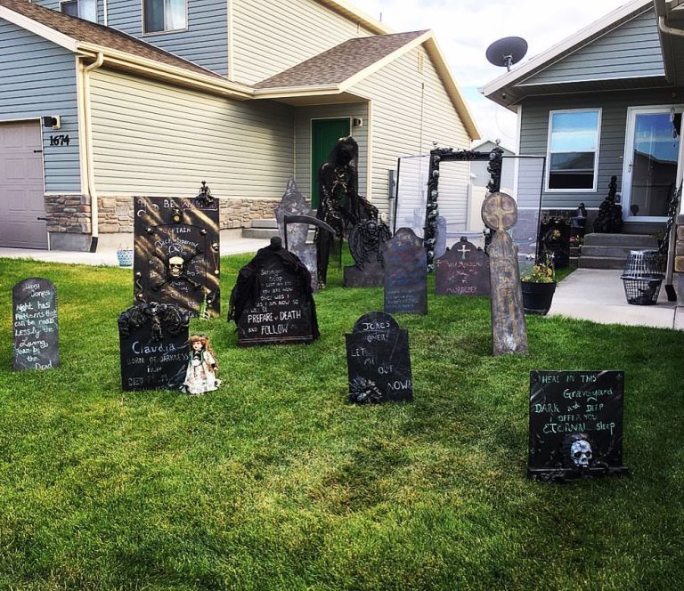 30 Halloween Graveyard Ideas to Spook Up Your Front Yard and Indoor ...