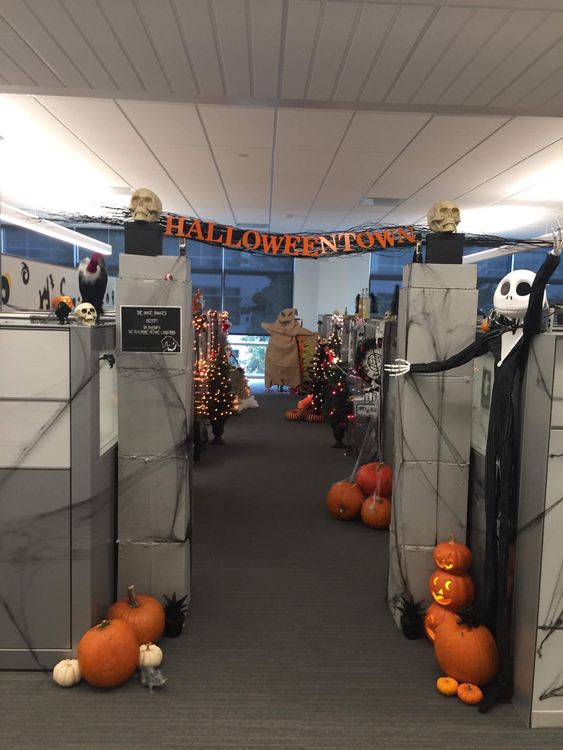 28 Office Halloween Decorations to Spookify Your Workspace and Impress ...