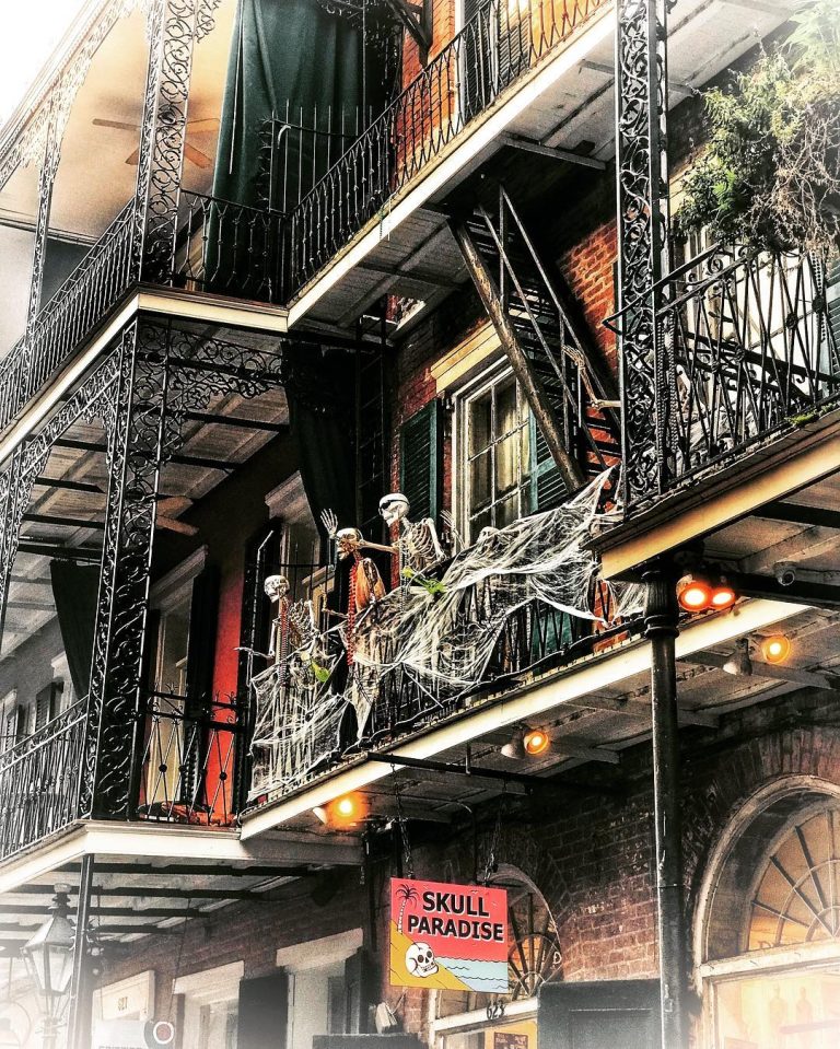 27 Halloween Decorations for Balcony: Transform Your Outdoor Space into ...