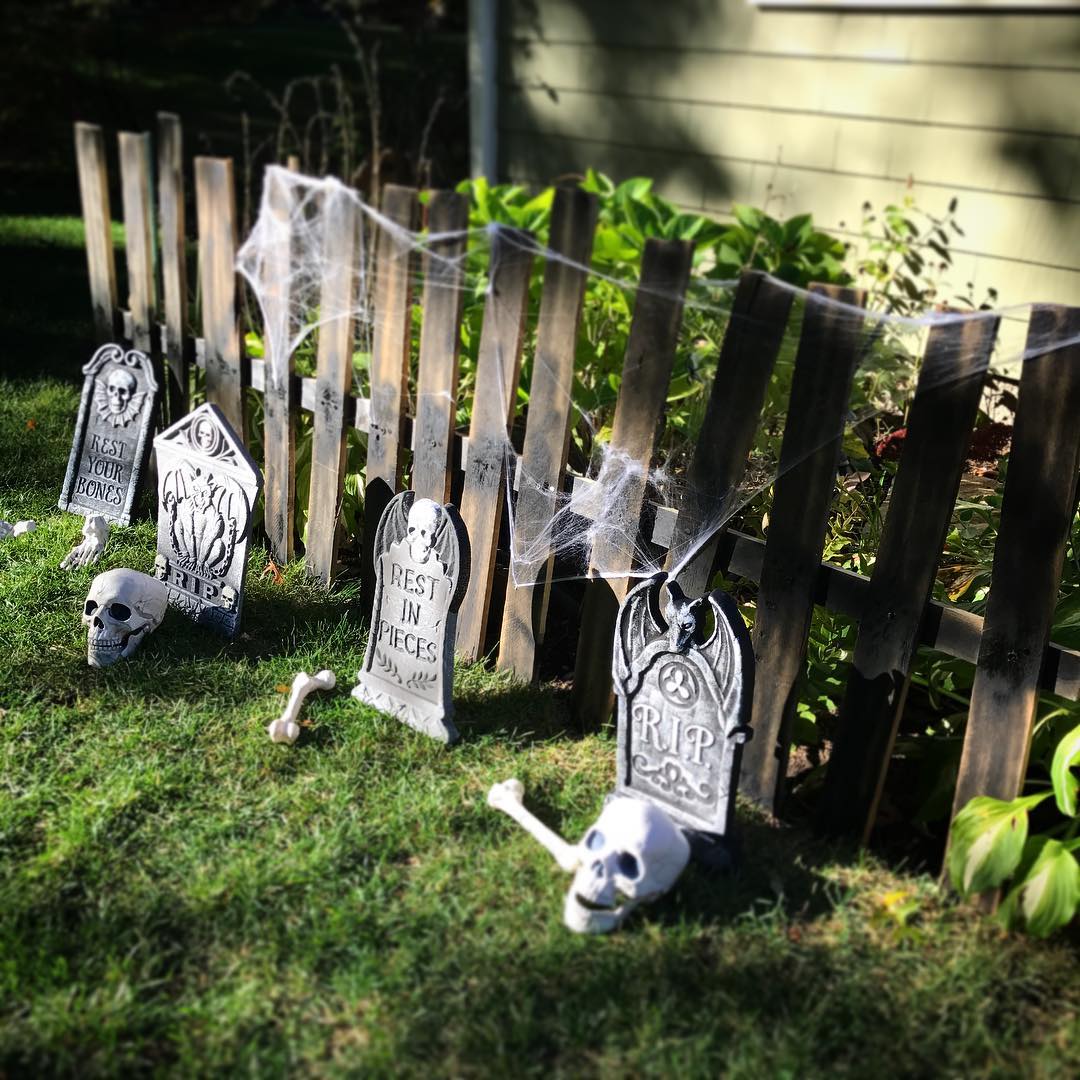 30 Halloween Graveyard Ideas to Spook Up Your Front Yard and Indoor ...