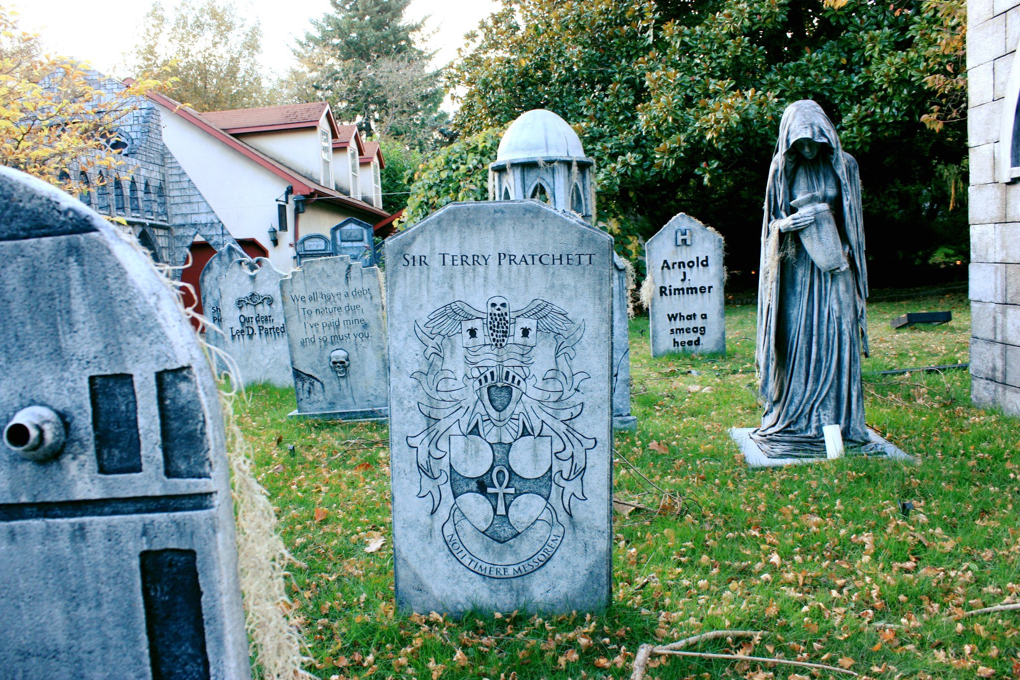 30 Halloween Graveyard Ideas to Spook Up Your Front Yard and Indoor ...