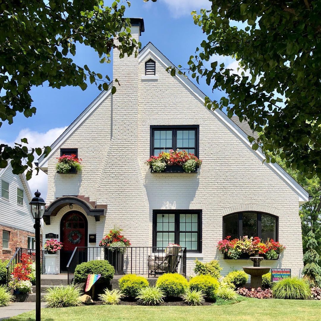31 White Brick Exterior House: Stunning Designs to Inspire Your Next ...