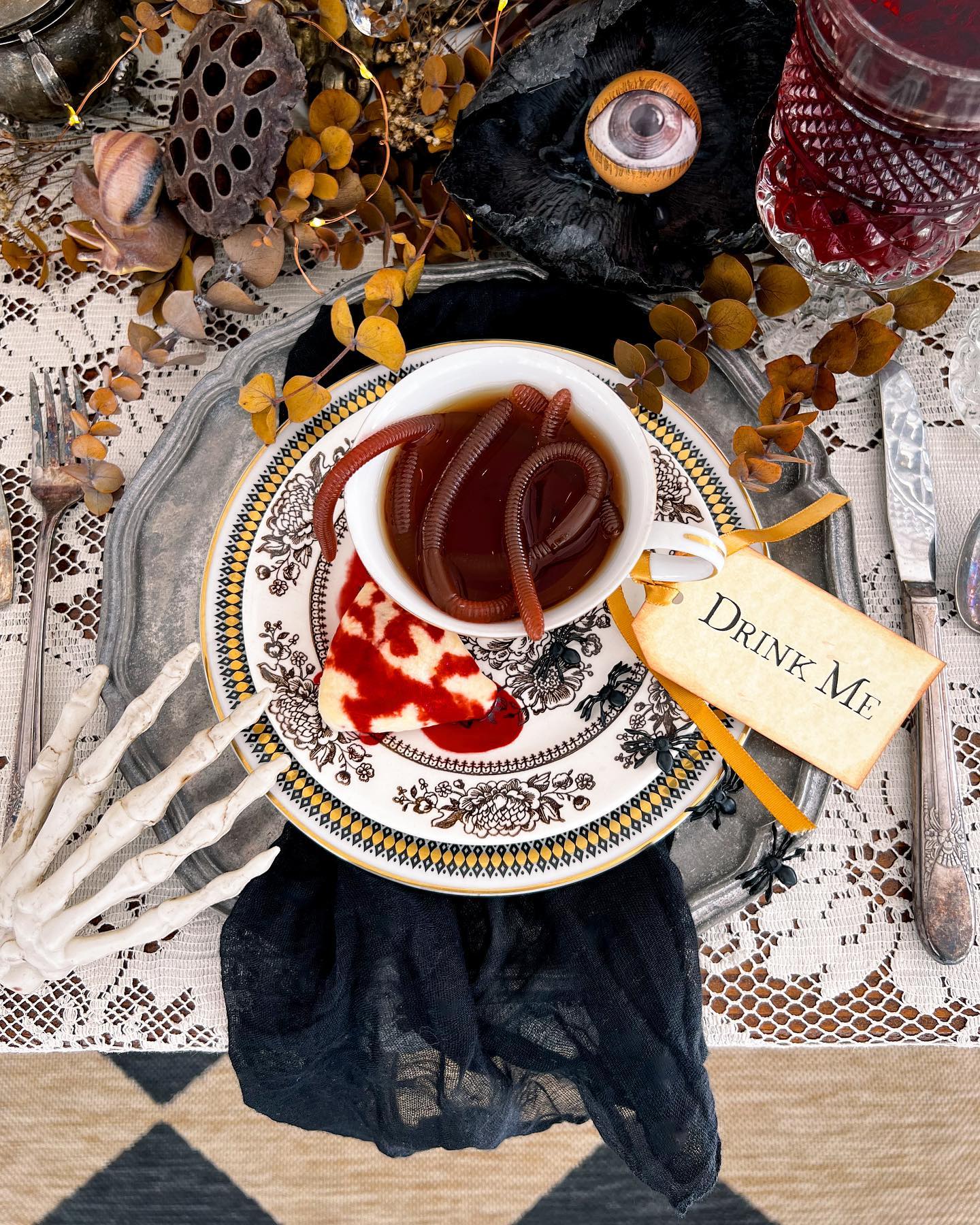 40 Halloween Table Decorations to Elevate Your Spooky Party with Classy ...