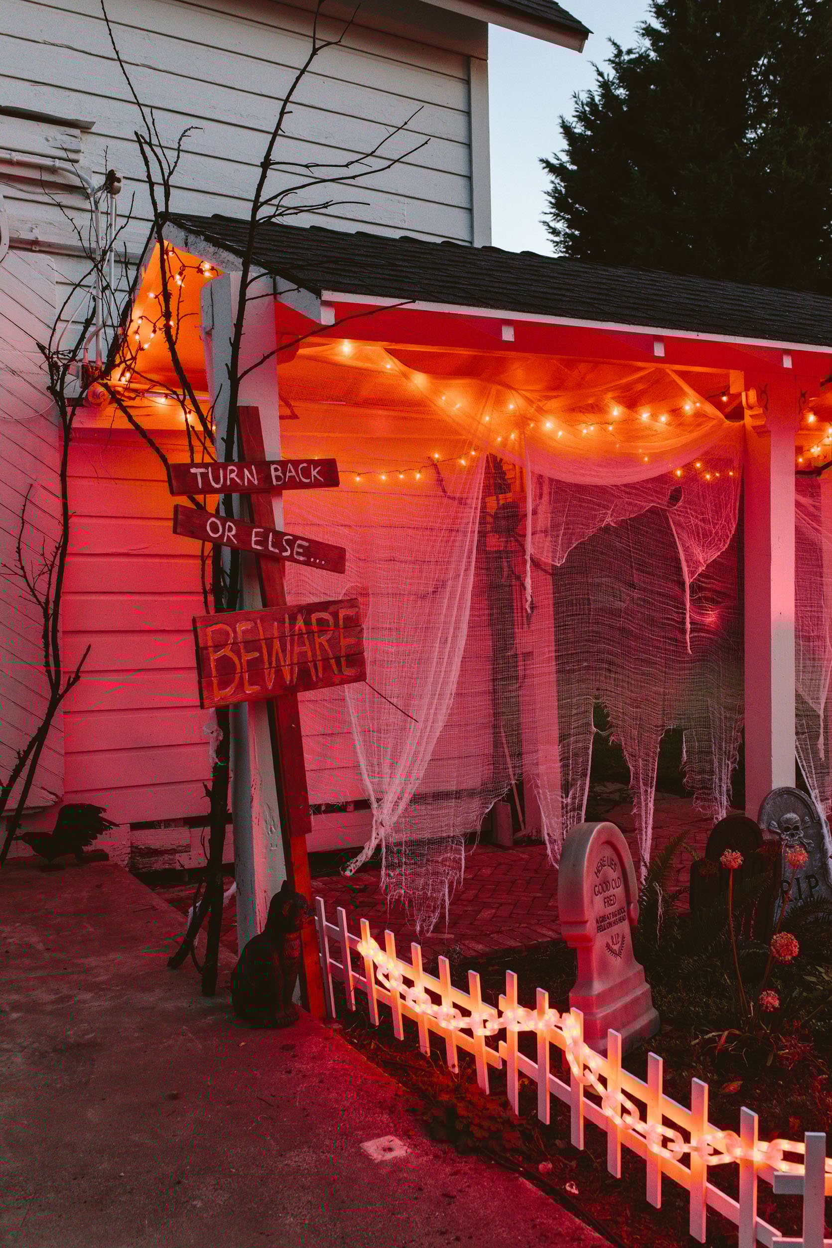 28 Spooky and Easy Halloween Garage Decorations That Will Impress Your ...
