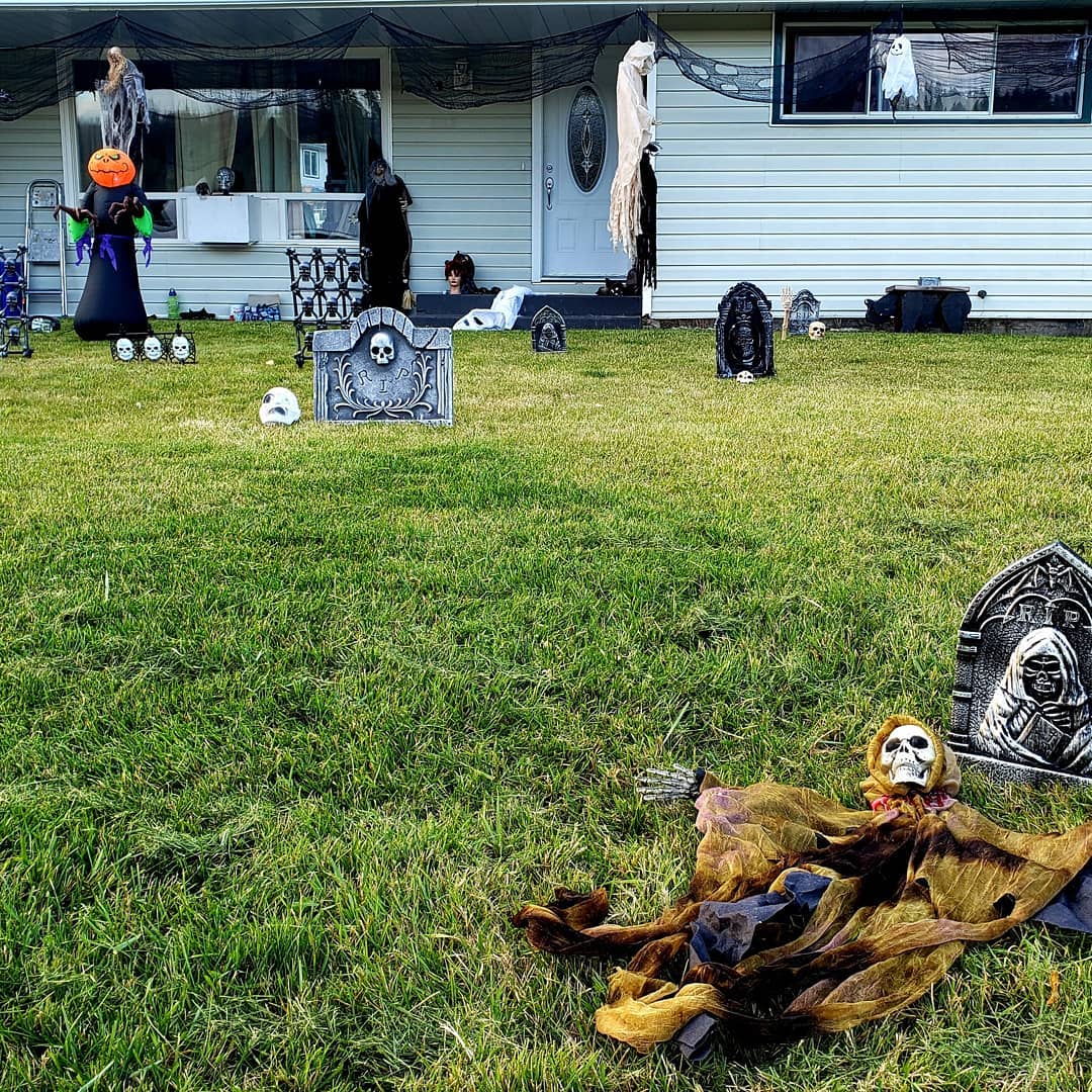 30 Halloween Graveyard Ideas to Spook Up Your Front Yard and Indoor ...