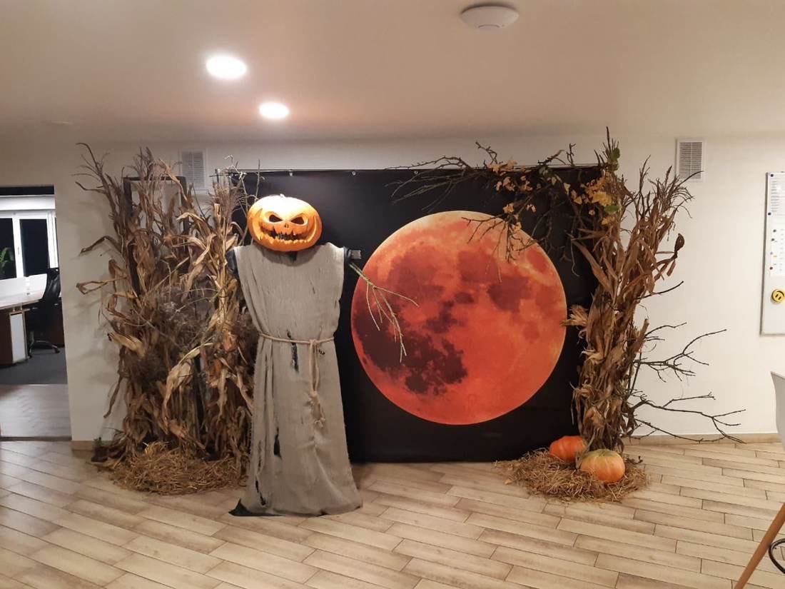 28 Office Halloween Decorations to Spookify Your Workspace and Impress ...