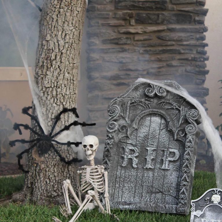 30 Halloween Graveyard Ideas to Spook Up Your Front Yard and Indoor ...