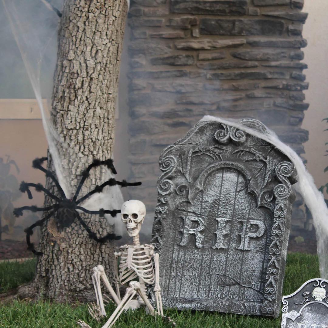 30 Halloween Graveyard Ideas to Spook Up Your Front Yard and Indoor ...