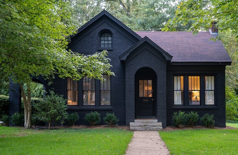 29 Stunning Black House Exterior Ideas: Modern Design, Wood Accents ...