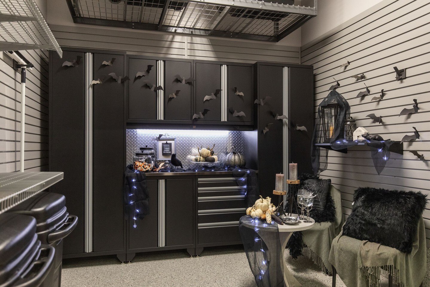 28 Spooky and Easy Halloween Garage Decorations That Will Impress Your ...