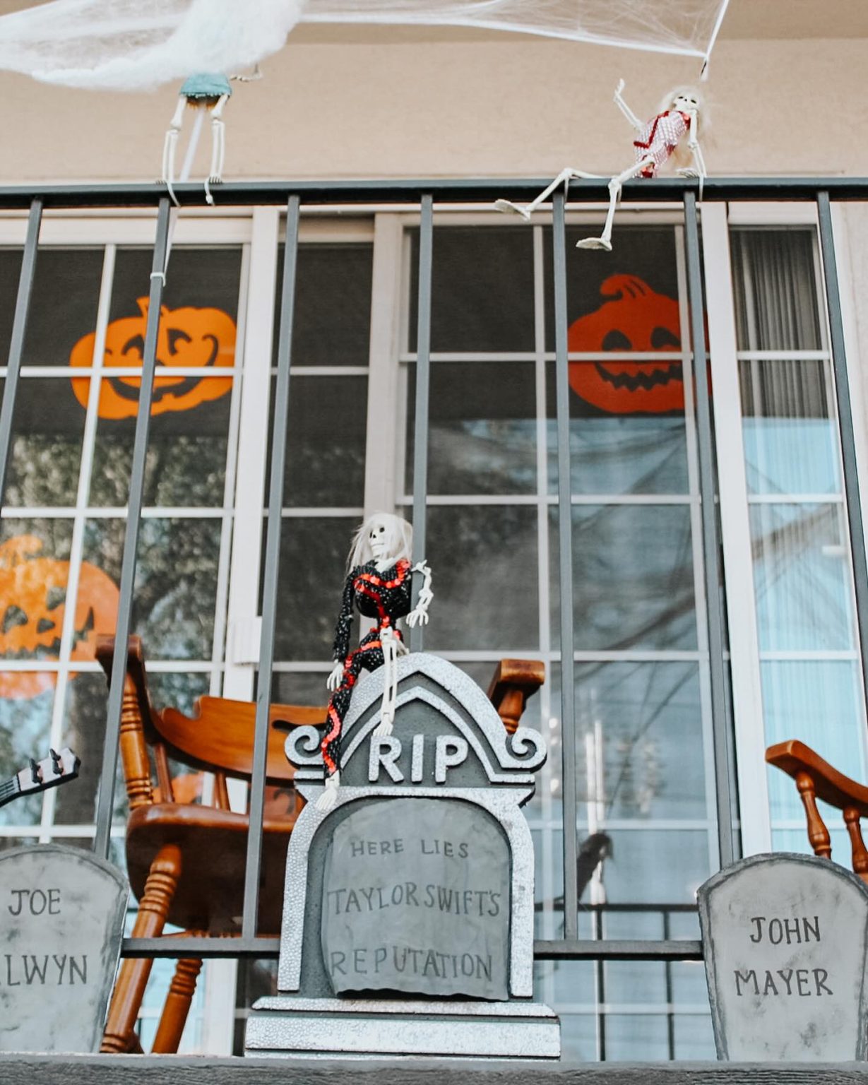 31 Halloween Window Decorations: Easy and Impactful Ideas for ...