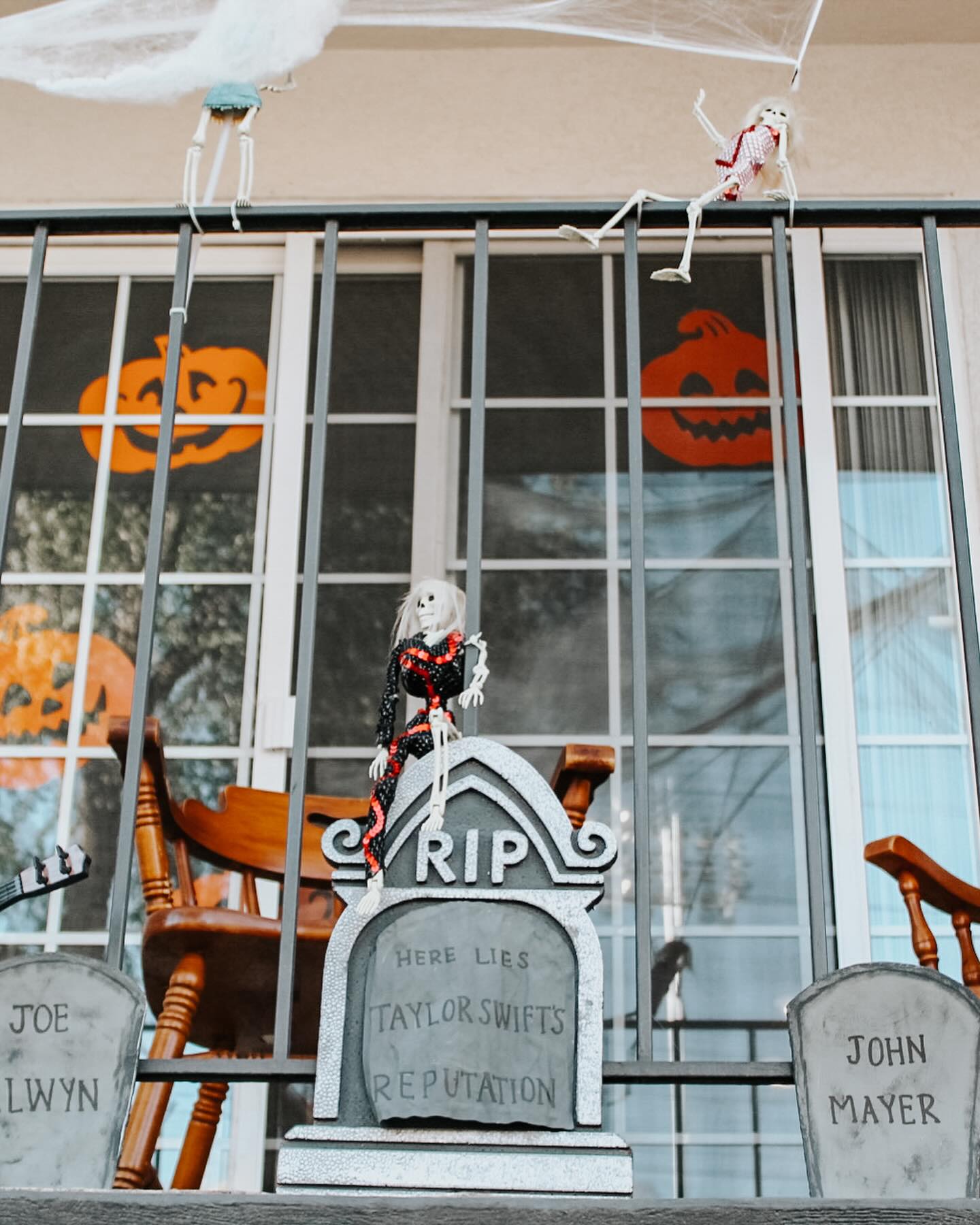 31 Halloween Window Decorations: Easy and Impactful Ideas for ...