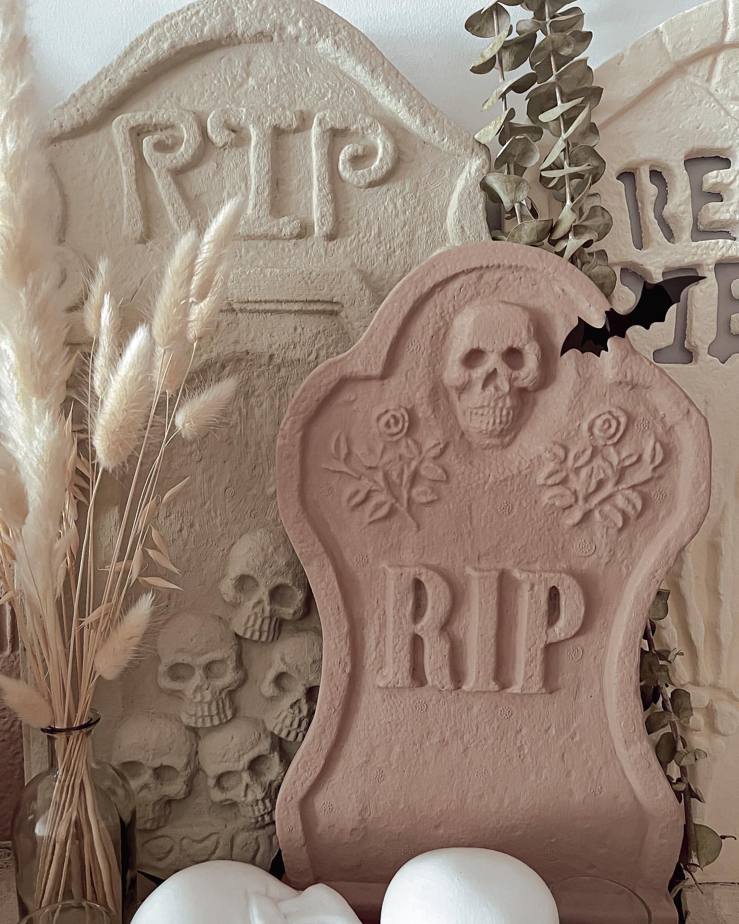 30 Halloween Graveyard Ideas to Spook Up Your Front Yard and Indoor ...