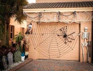 28 Spooky and Easy Halloween Garage Decorations That Will Impress Your ...