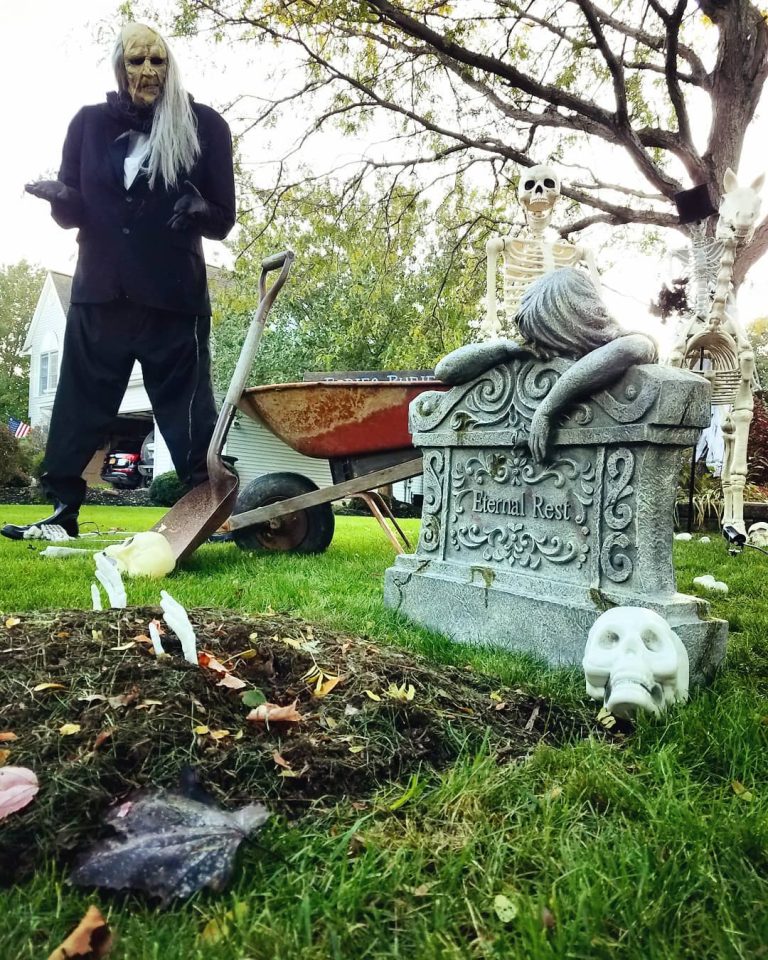 30 Halloween Graveyard Ideas to Spook Up Your Front Yard and Indoor ...