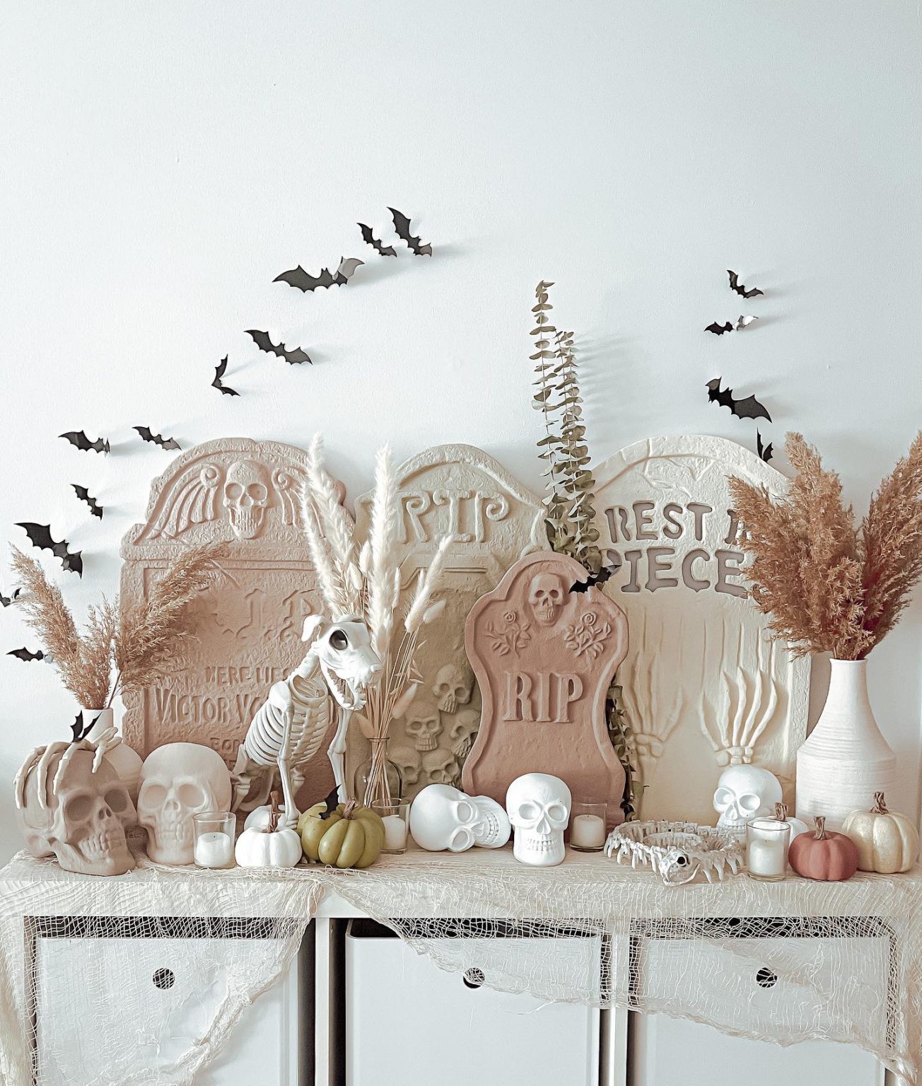 30 Halloween Graveyard Ideas to Spook Up Your Front Yard and Indoor ...