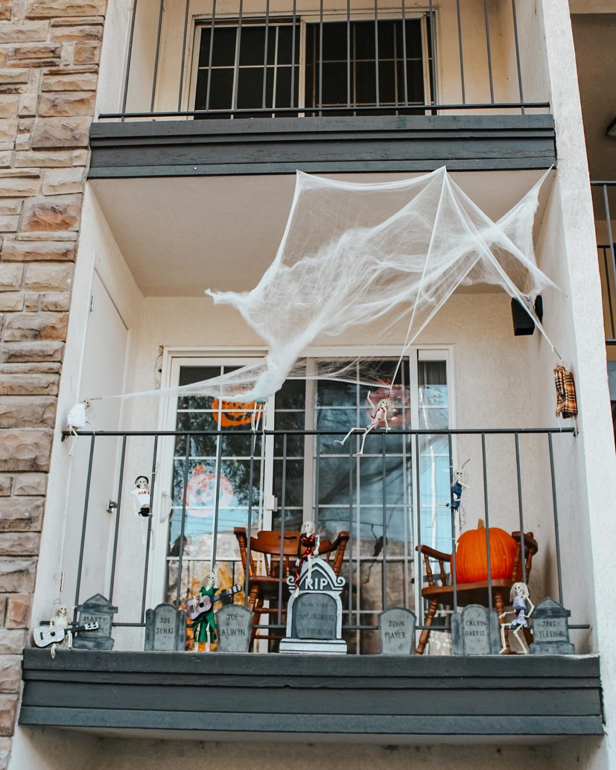 27 Halloween Decorations for Balcony: Transform Your Outdoor Space into ...