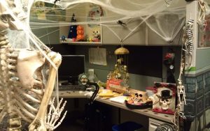 28 Office Halloween Decorations to Spookify Your Workspace and Impress ...