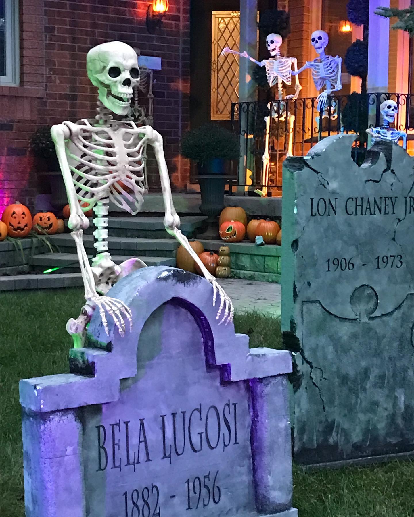 30 Halloween Graveyard Ideas to Spook Up Your Front Yard and Indoor ...