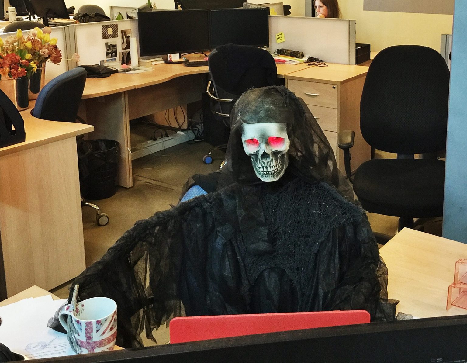 28 Office Halloween Decorations to Spookify Your Workspace and Impress ...