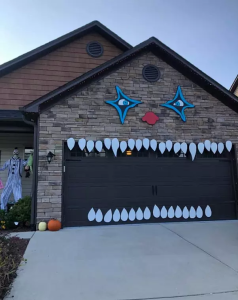 28 Spooky and Easy Halloween Garage Decorations That Will Impress Your ...