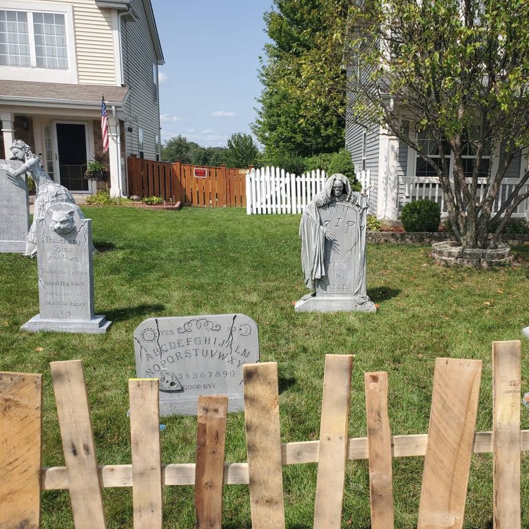 30 Halloween Graveyard Ideas to Spook Up Your Front Yard and Indoor ...