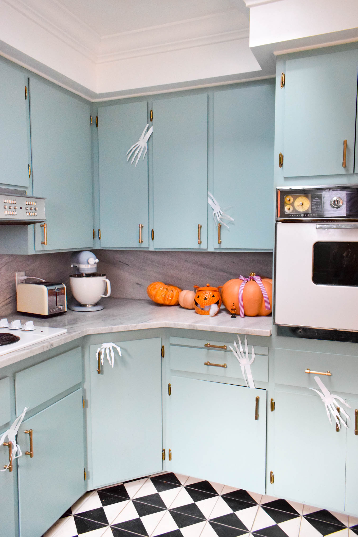 34 Halloween Kitchen Decor Ideas to Transform Your Space into a Spooky ...