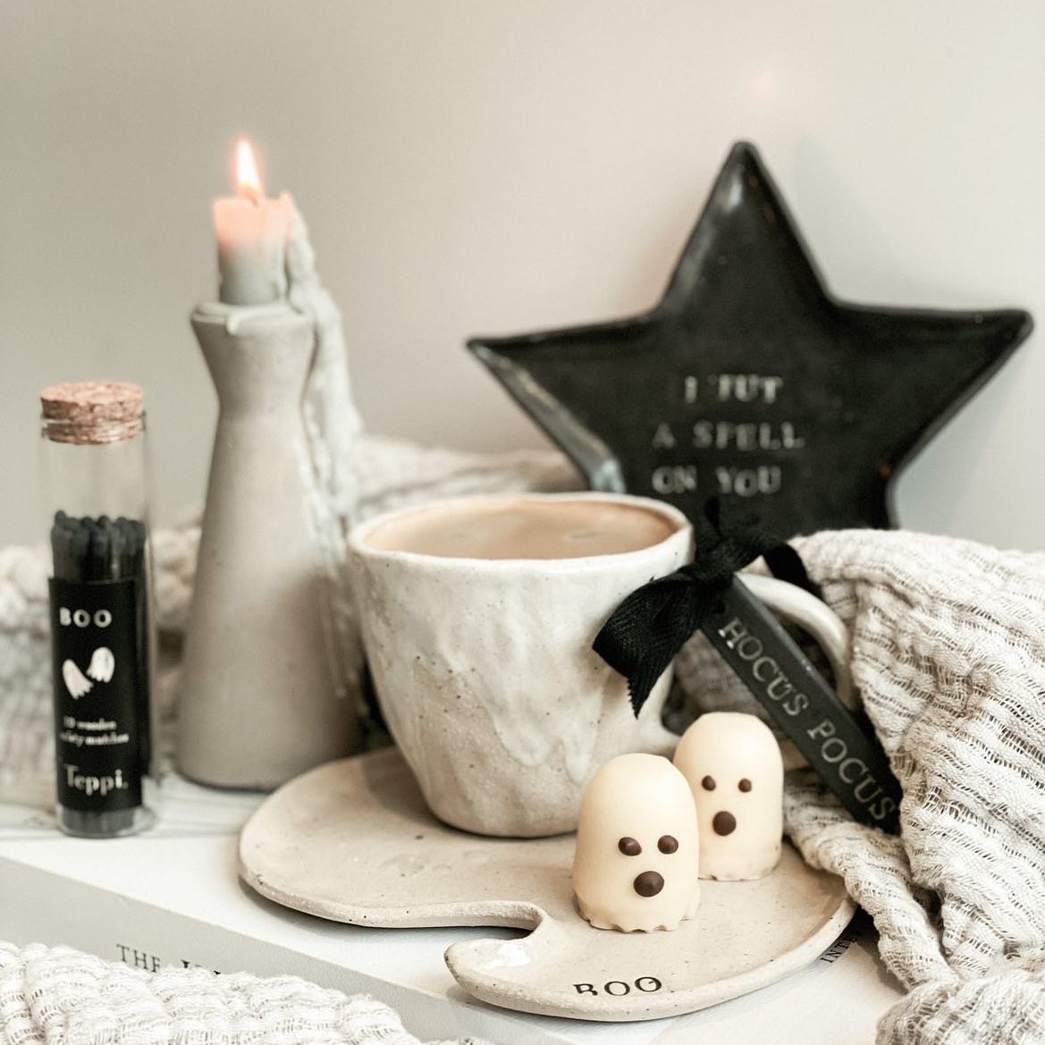 38 Minimalist Halloween Decor Ideas: Simple, Modern, and Stylish ...