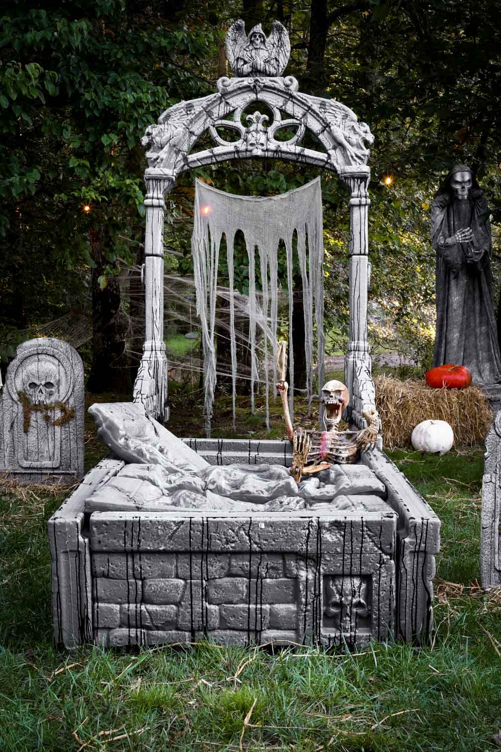30 Halloween Graveyard Ideas to Spook Up Your Front Yard and Indoor ...