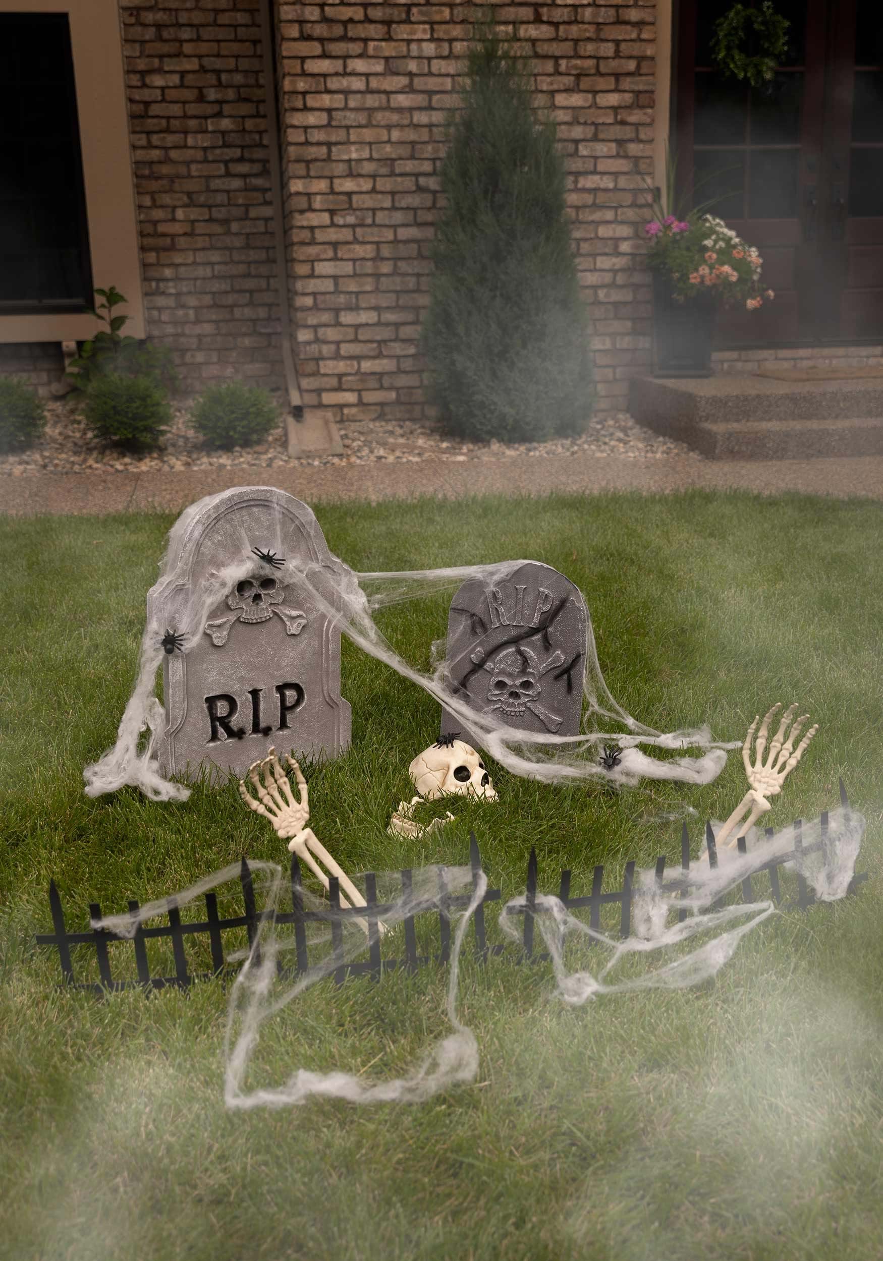 25 Halloween Graveyard Ideas to Spook Up Your Front Yard and Indoor ...