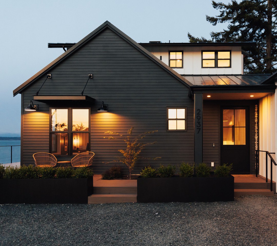 29 Stunning Black House Exterior Ideas: Modern Design, Wood Accents ...