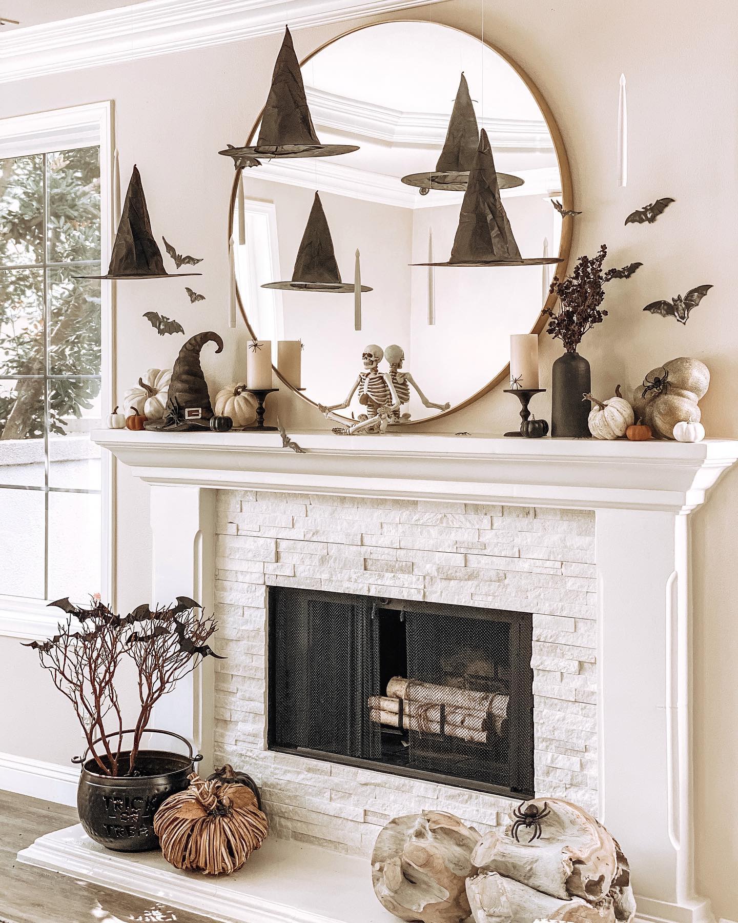 35 Halloween Mantle Decor Ideas for Spooky and Elegant Fireplaces ...