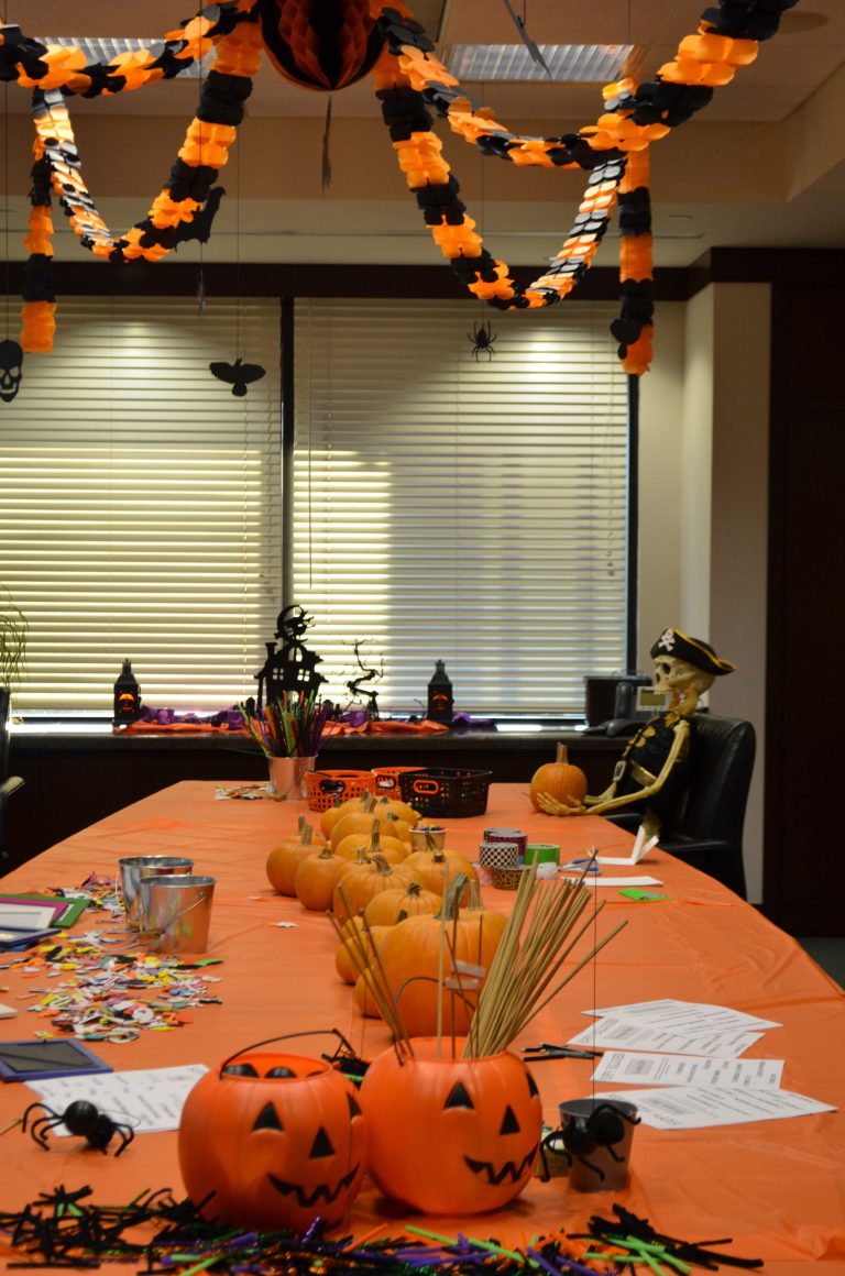 28 Office Halloween Decorations to Spookify Your Workspace and Impress ...