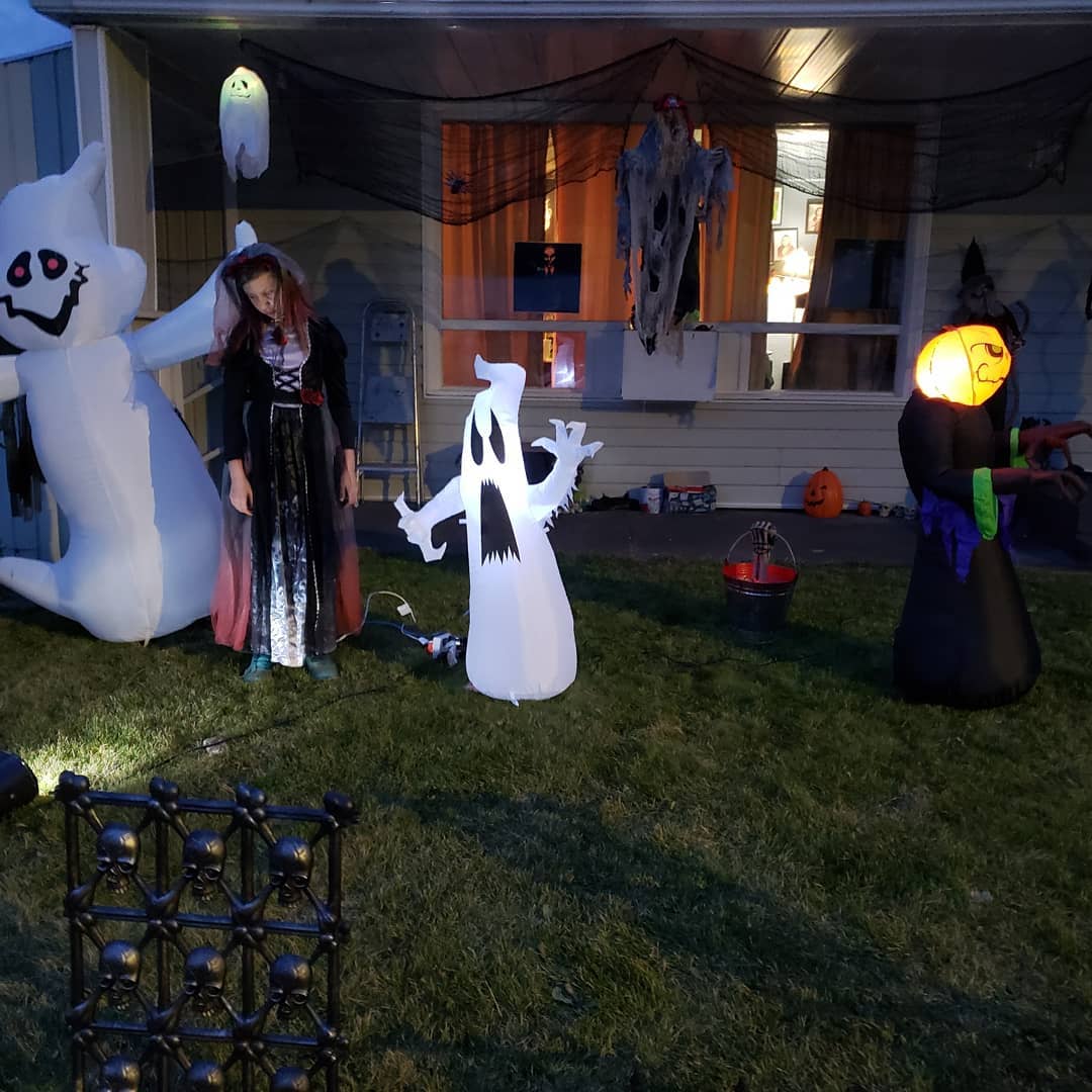 30 Halloween Graveyard Ideas to Spook Up Your Front Yard and Indoor ...