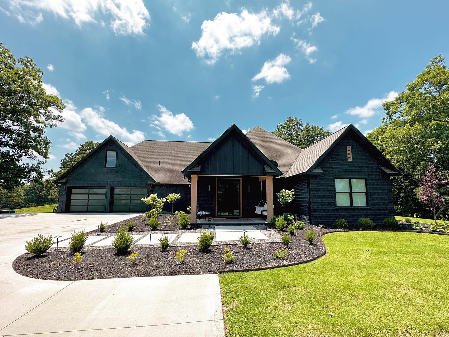 29 Stunning Black House Exterior Ideas: Modern Design, Wood Accents ...