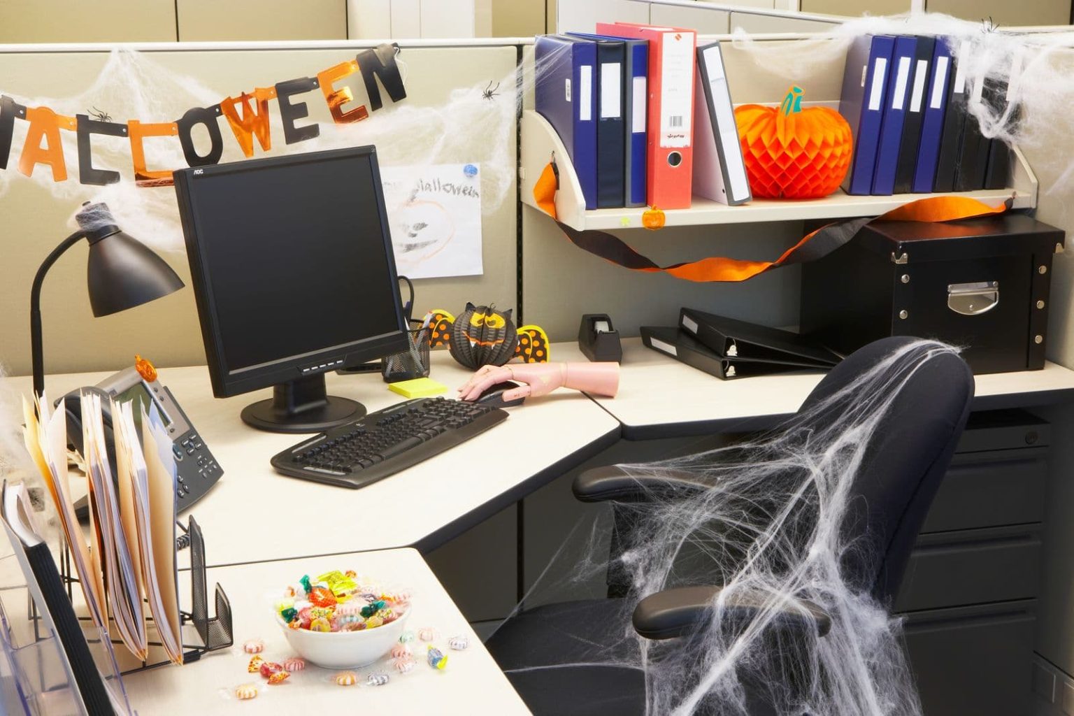 28 Office Halloween Decorations to Spookify Your Workspace and Impress ...