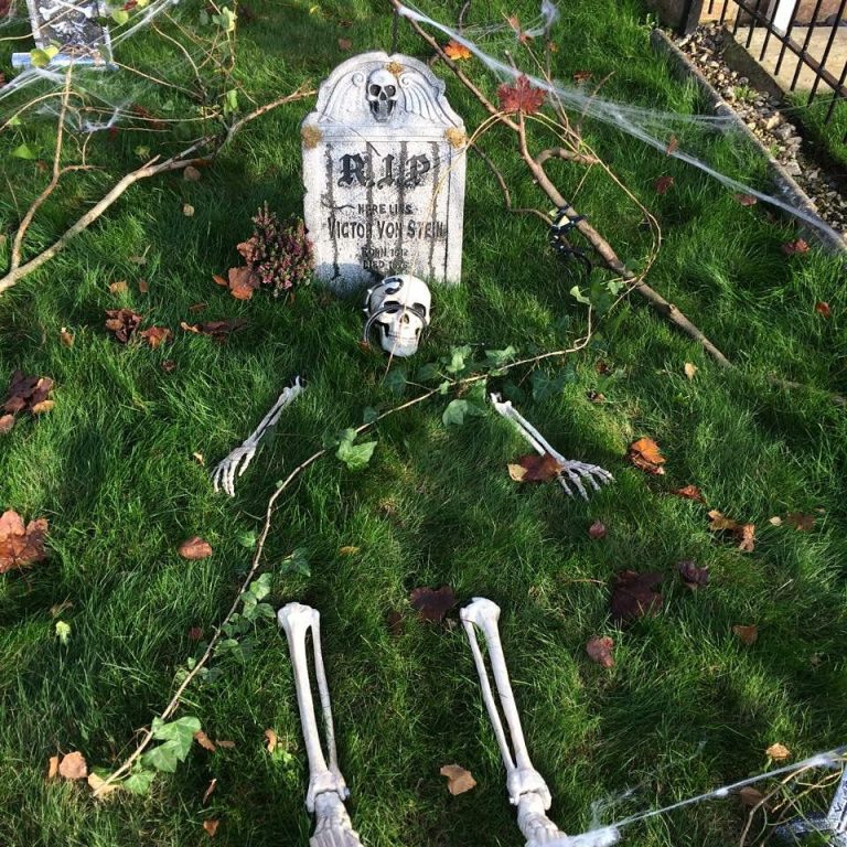 30 Halloween Graveyard Ideas to Spook Up Your Front Yard and Indoor ...