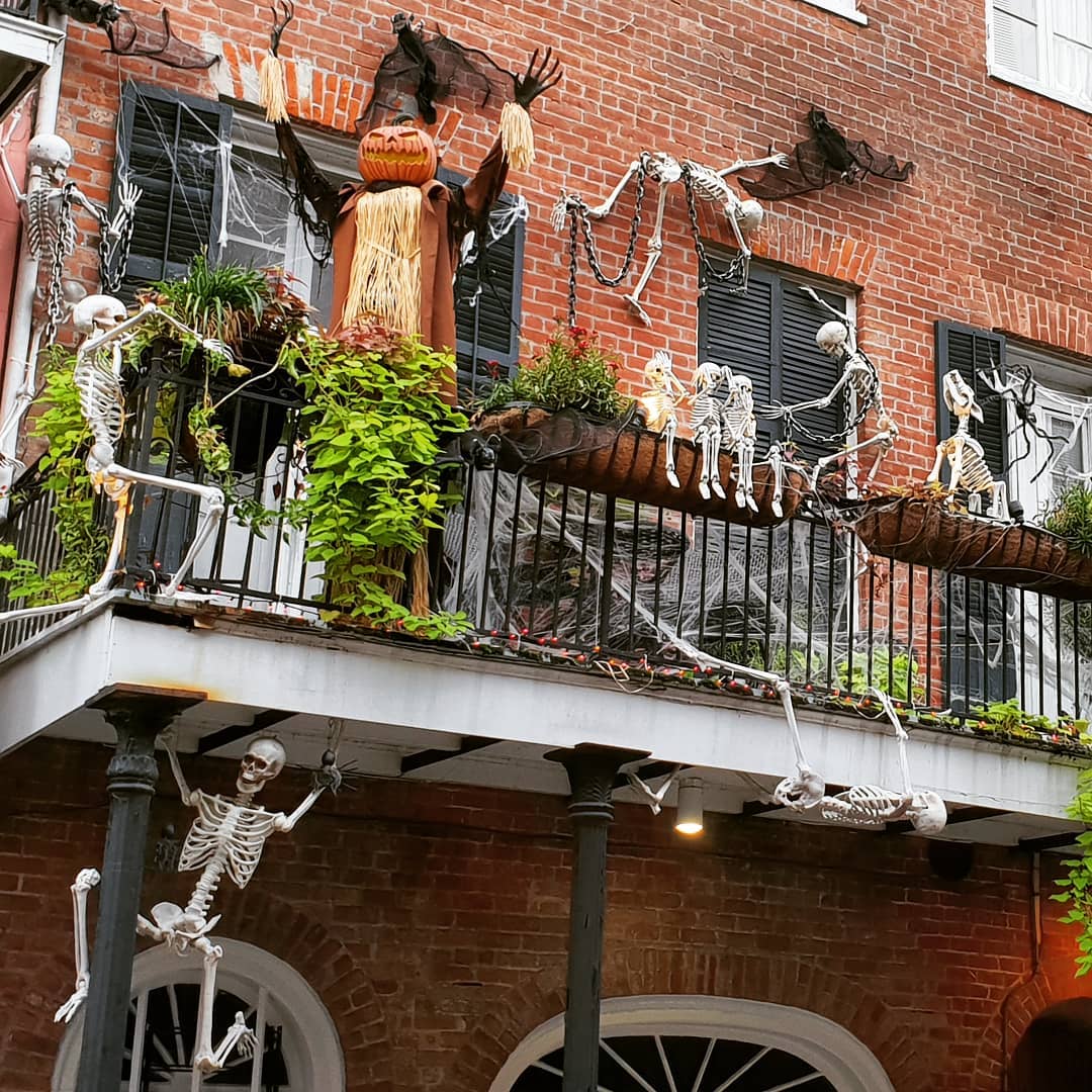 27 Halloween Decorations for Balcony: Transform Your Outdoor Space into ...