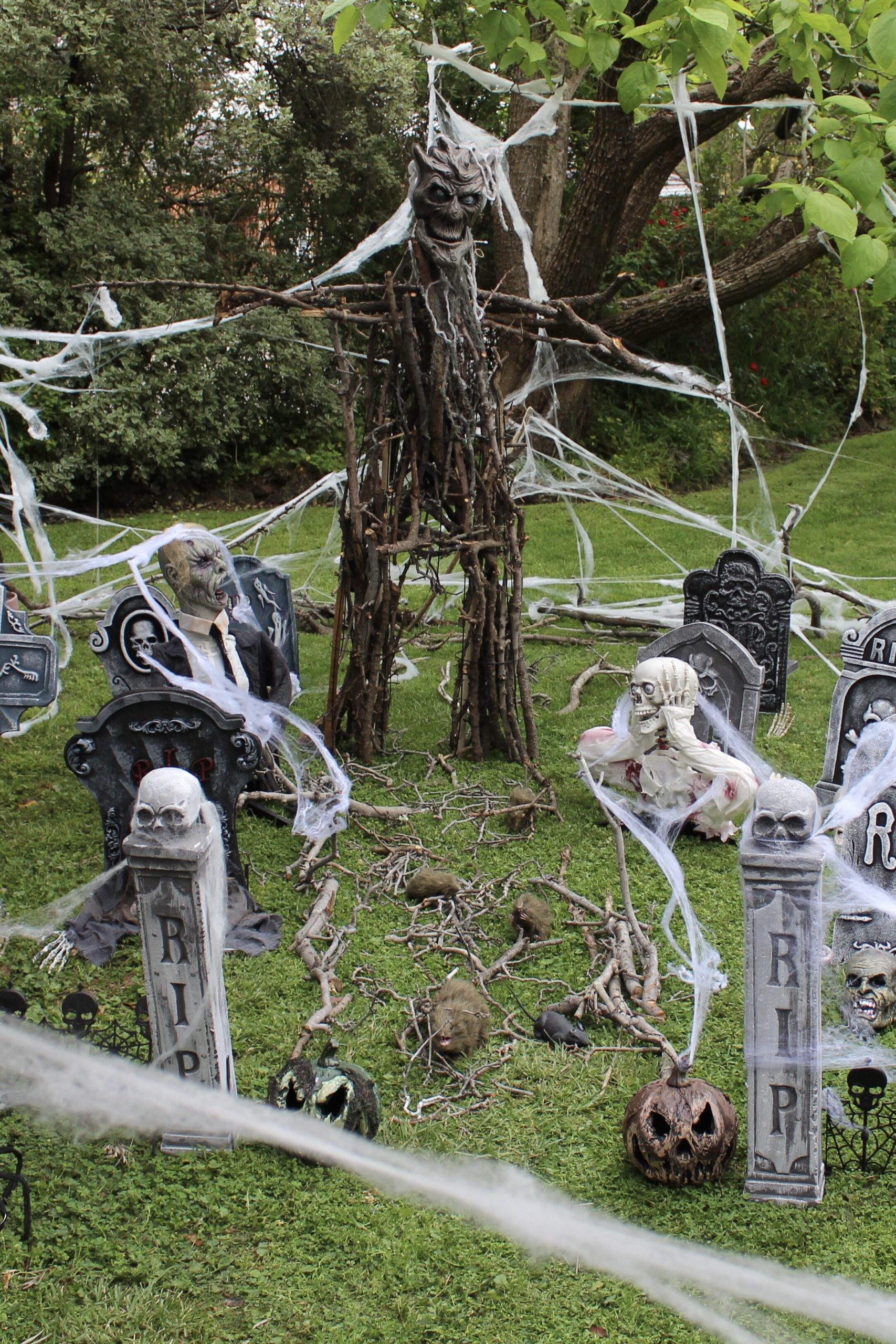 30 Halloween Graveyard Ideas to Spook Up Your Front Yard and Indoor ...