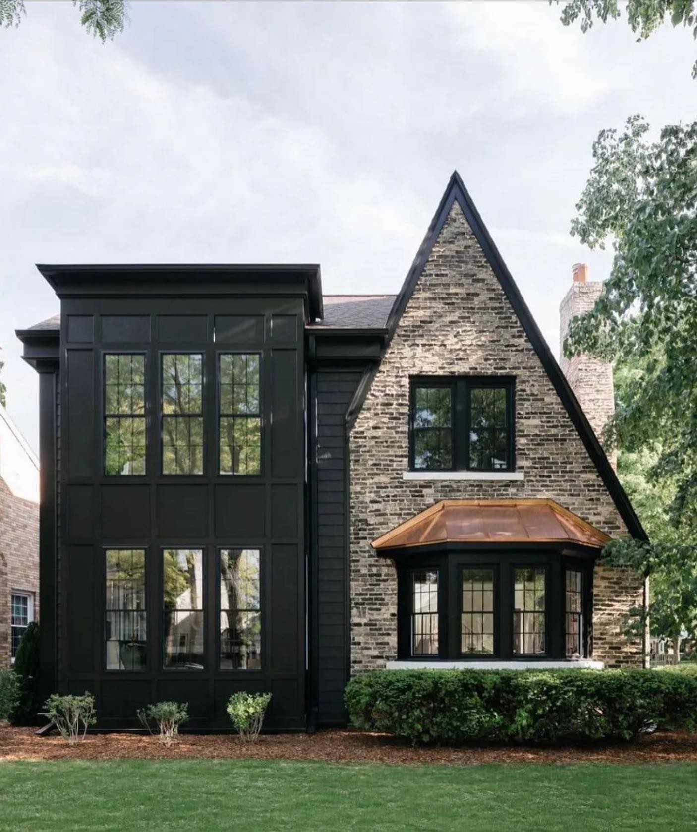 29 Stunning Black House Exterior Ideas: Modern Design, Wood Accents ...