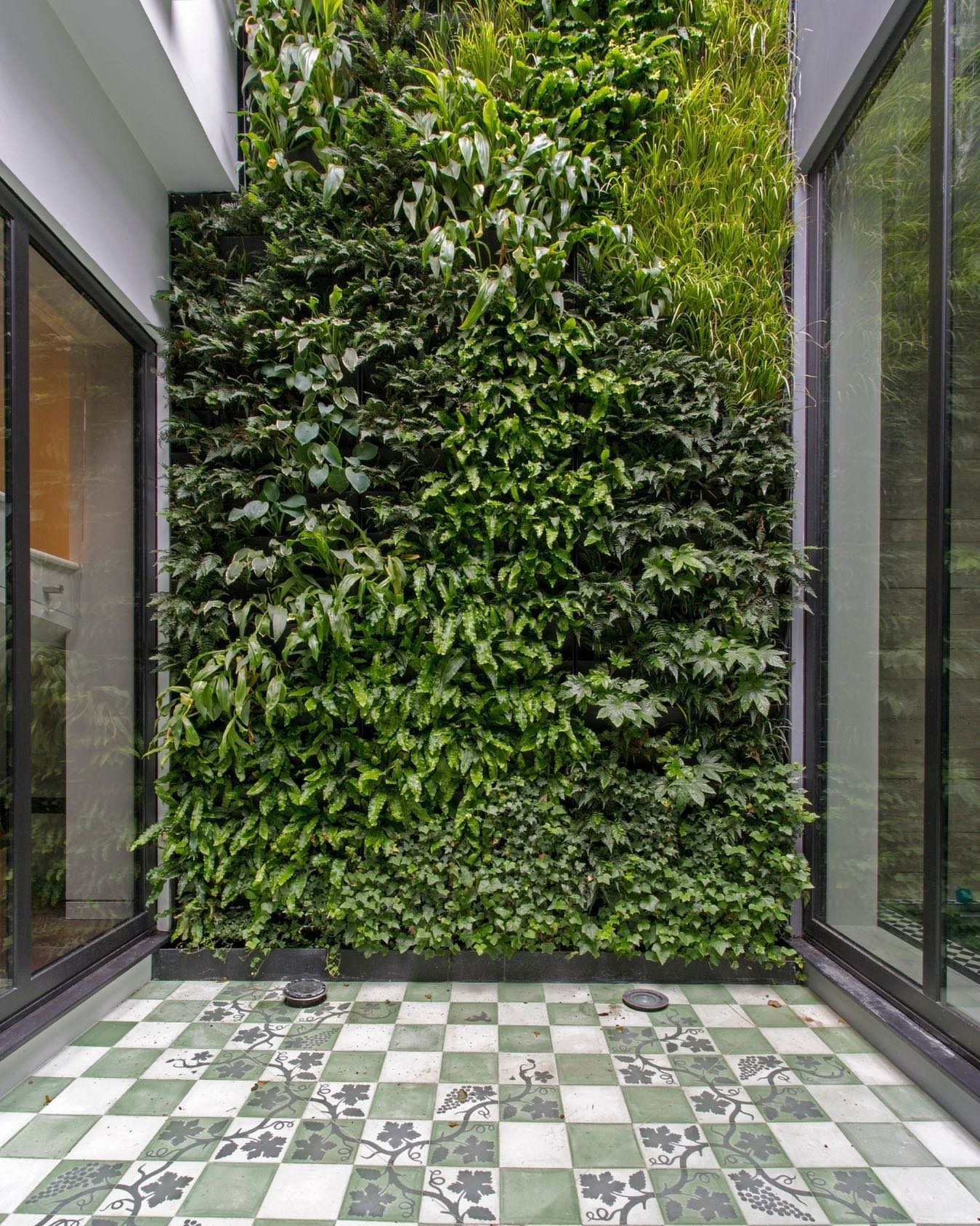 30 Stunning Green Living Walls: Transform Your Space with Nature ...