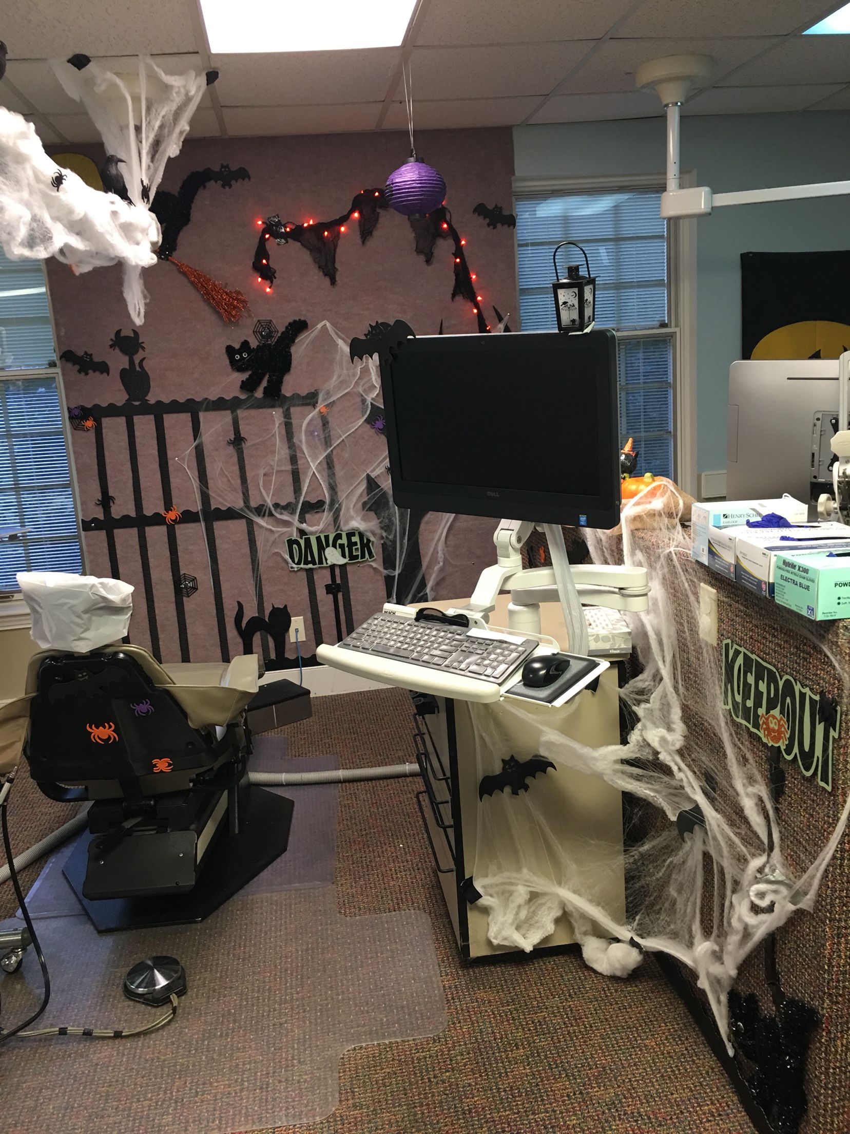 28 Office Halloween Decorations to Spookify Your Workspace and Impress ...