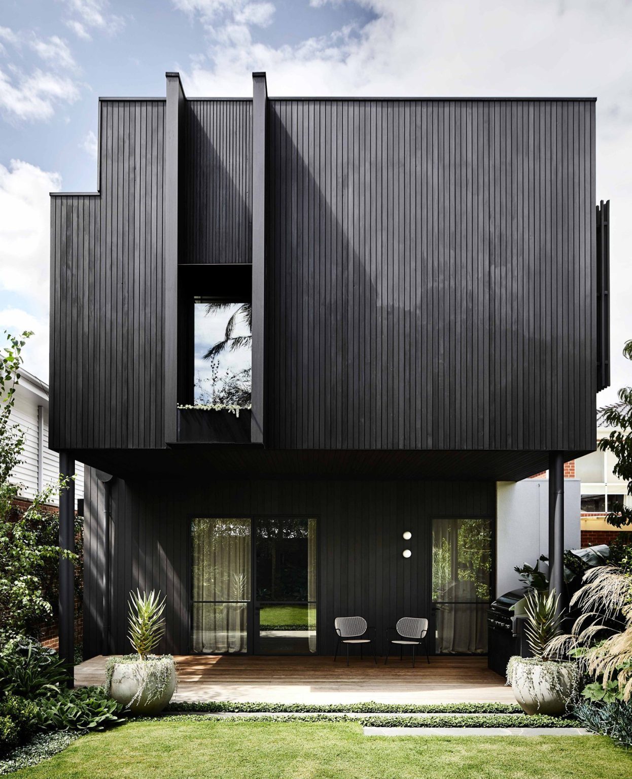 29 Stunning Black House Exterior Ideas: Modern Design, Wood Accents ...