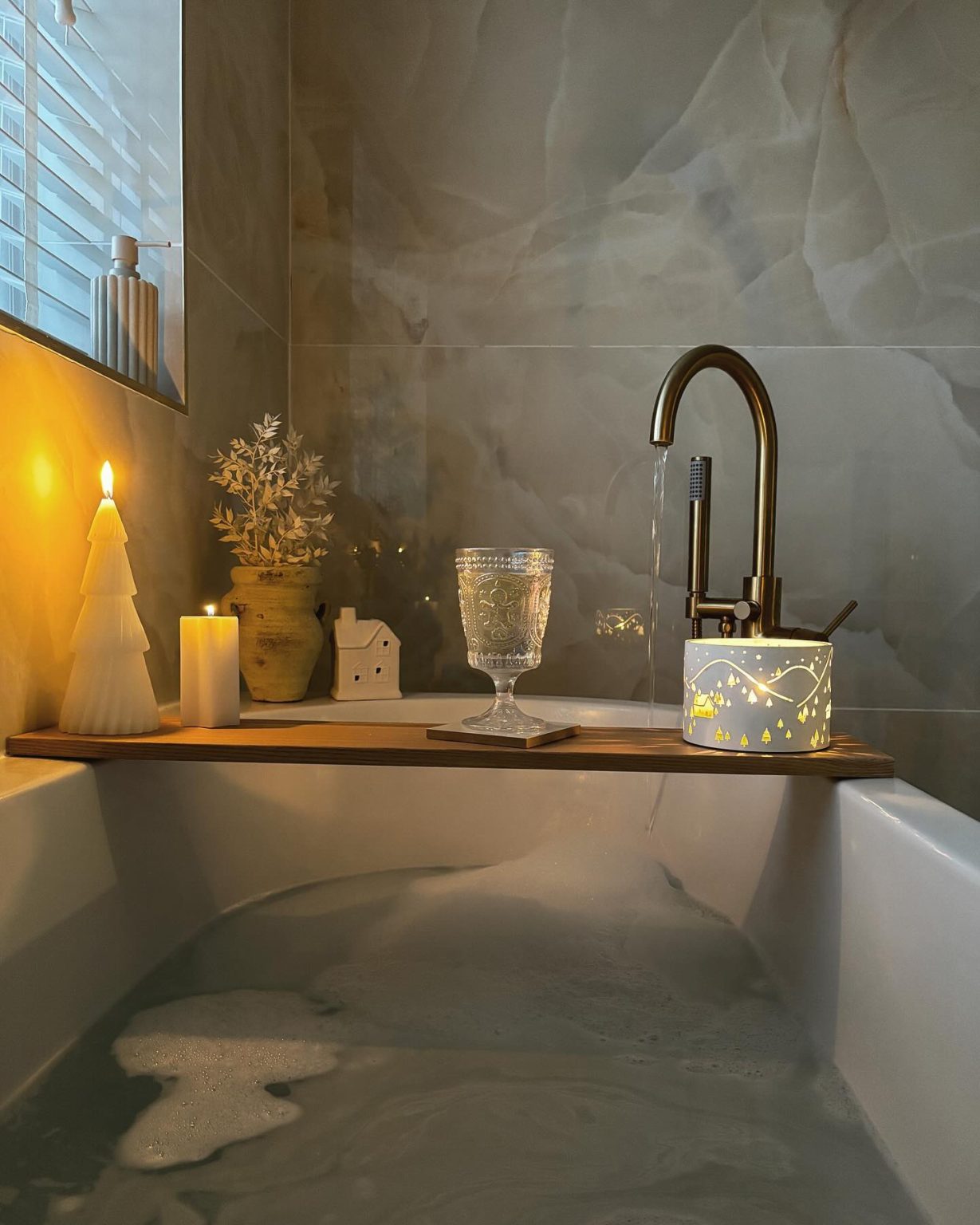 35 Christmas Bathroom Decor Ideas to Make Your Space Cozy and Festive ...