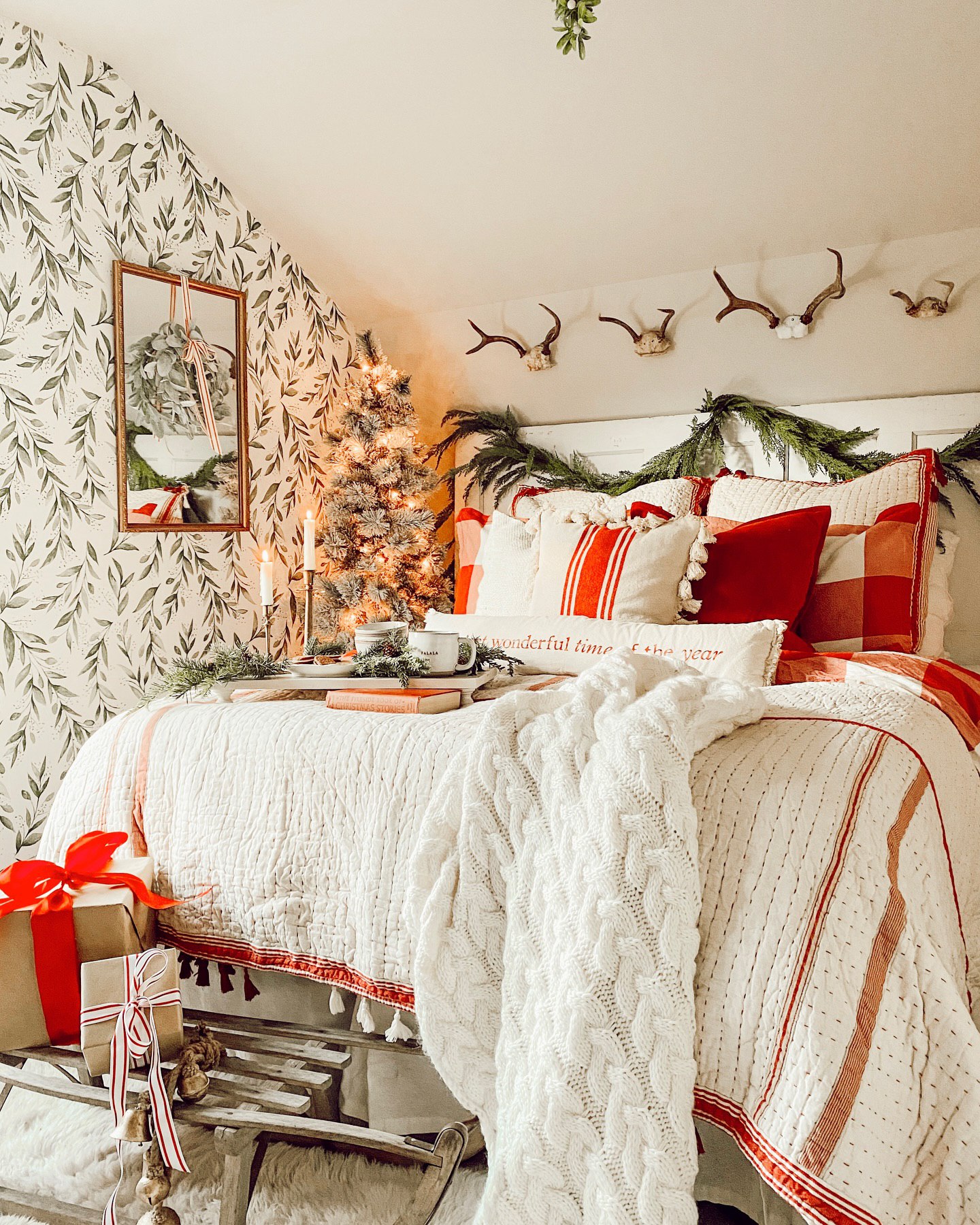 35 Christmas Bedroom Decor Ideas for a Cozy, Elegant, and Festive ...