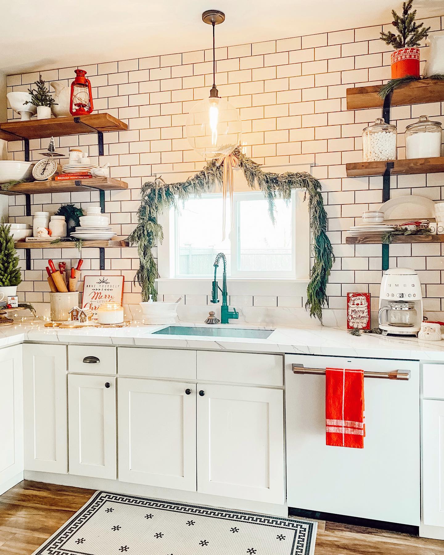 34 Christmas Kitchen Decor Ideas to Transform Your Space into a Festive ...
