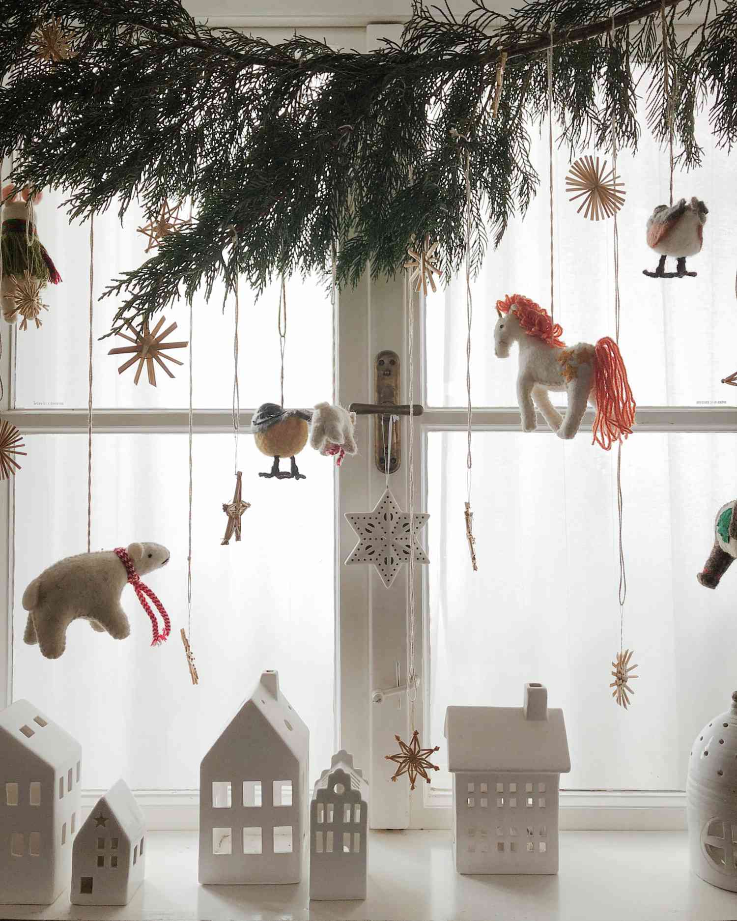 22 Christmas Window Decor Ideas to Make Your Home Shine This Holiday ...