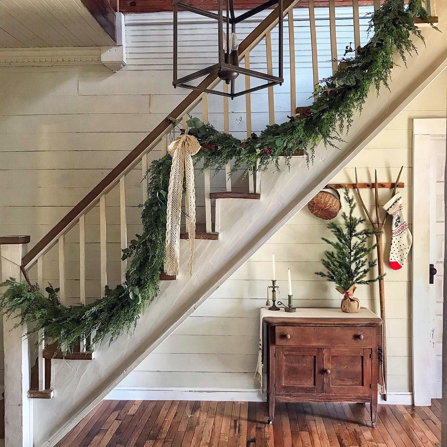 25 Christmas Staircase Decor Ideas That Will Transform Your Home Into a ...